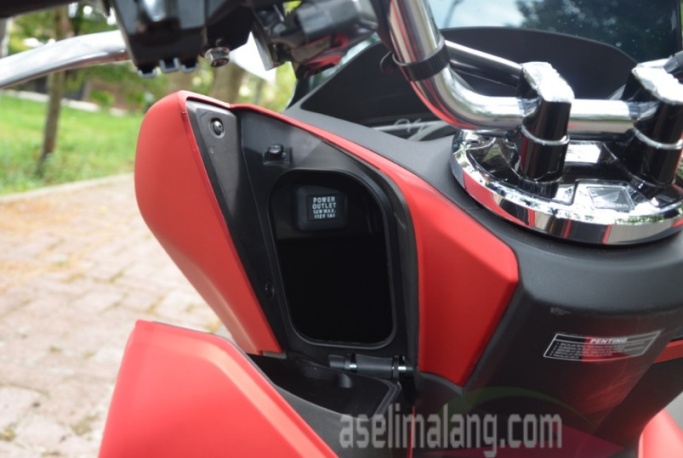 Jajal fasilitas charger di All New Honda PCX 150 | sekedar coretan