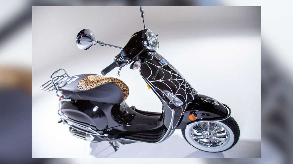 Vespa gothic bernama cantik | sekedar coretan