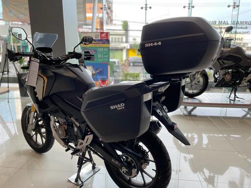 Tampil lebih keren, Honda CB150X bisa ditebus berikut side dan top box ...