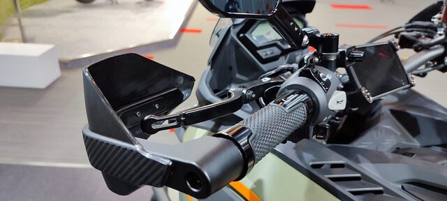 Nggak harus pakai side-top box, side bag pun keren diaplikasi Honda ...